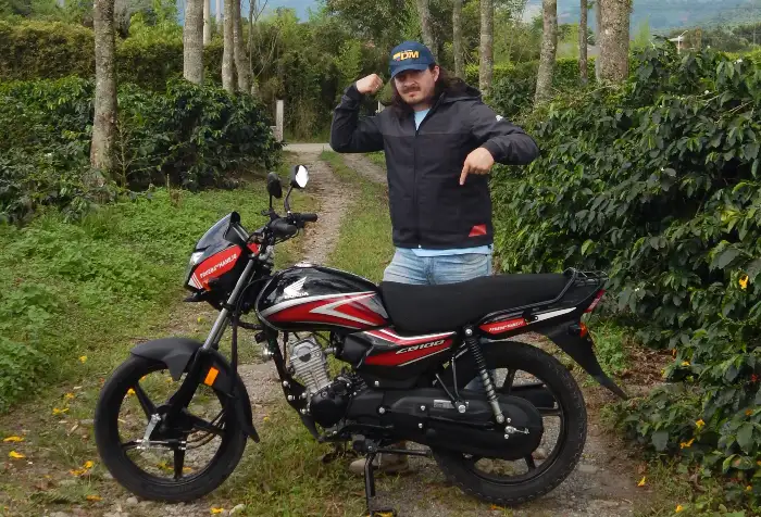 Prueba conducción Honda CB100: ficha técnica y sensaciones